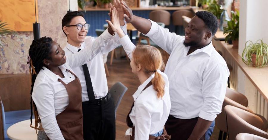 Contratar Garçom: Veja Como Não Errar | Abrahão