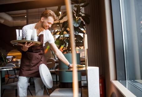 O que faz uma hostess de restaurante? | Abrahão